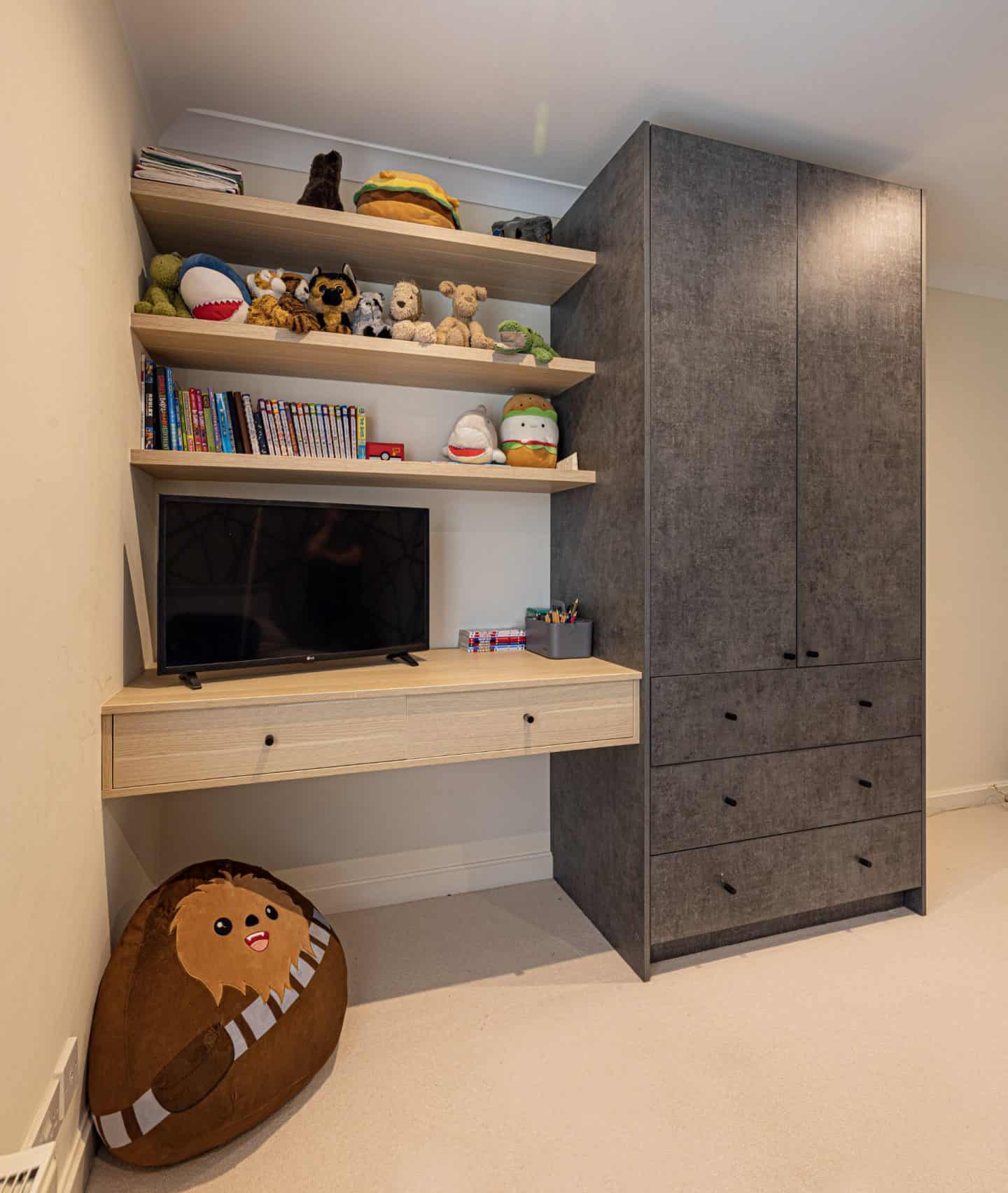 Fitted Wardrobes & Desk s - Eleven Oaks
